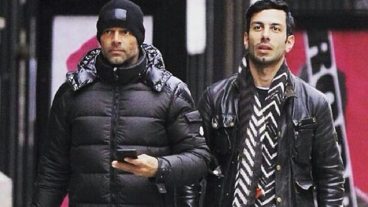 De la mano con su novio