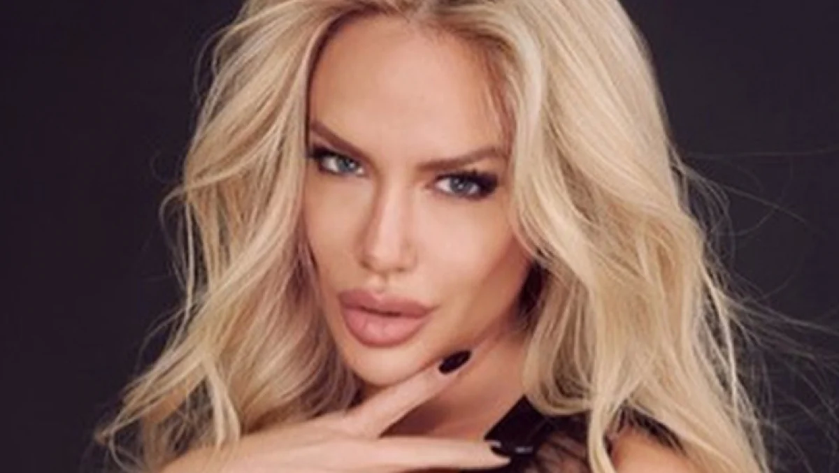 Luciana Salazar se baja los jeans para mostrar su hilo dental luxury y ...