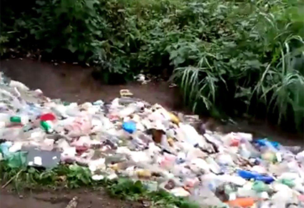 Impresionante río de basura