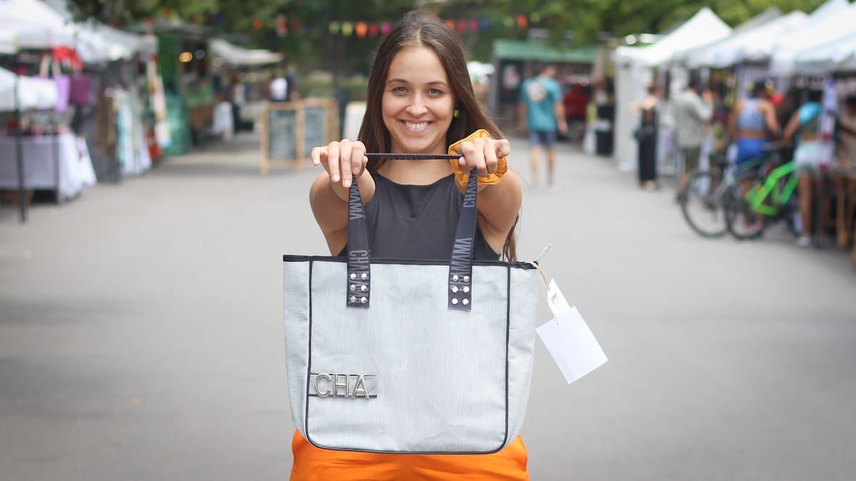 Una joven recicla caucho y cortinas blackout, fabrica bolsos y da ...