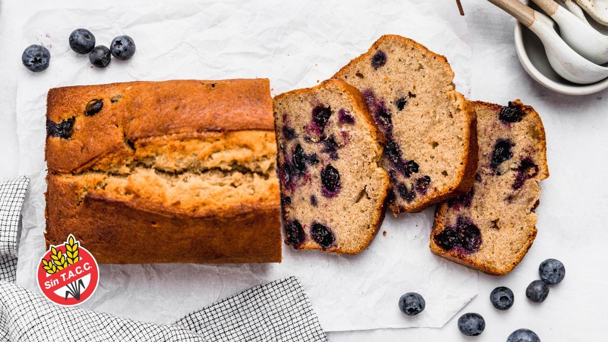 Prepara este delicioso budín de banana y arándanos sin TACC y muy ...