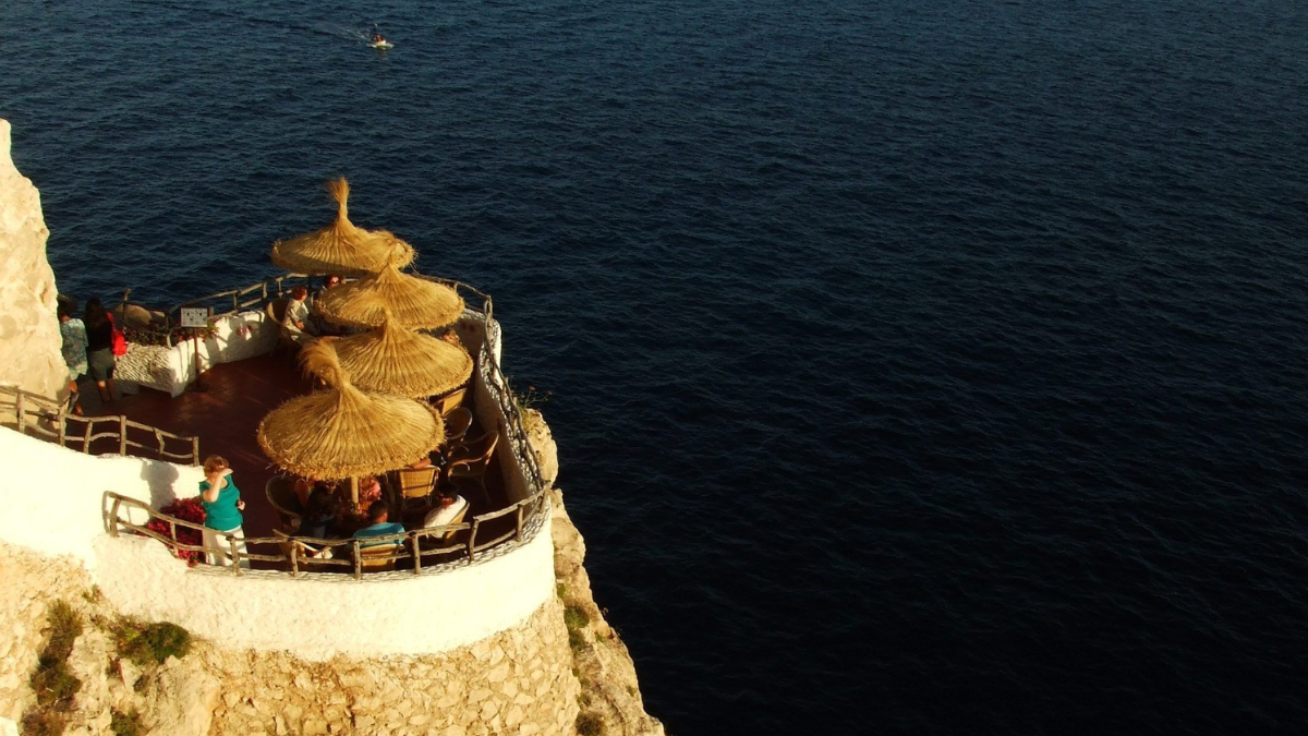 La éxotica cueva en Menorca que se convierte en bar y cautiva a todos ...
