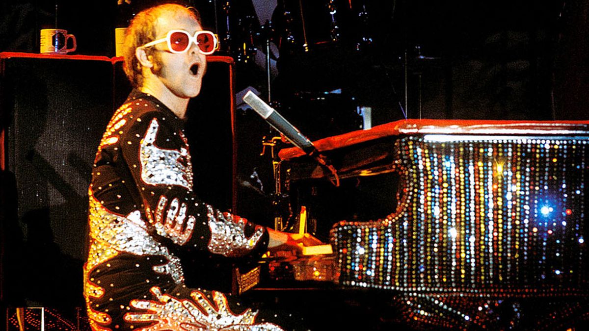 Censuraron las escenas de sexo en la biopic de Elton John y el cantante estalló