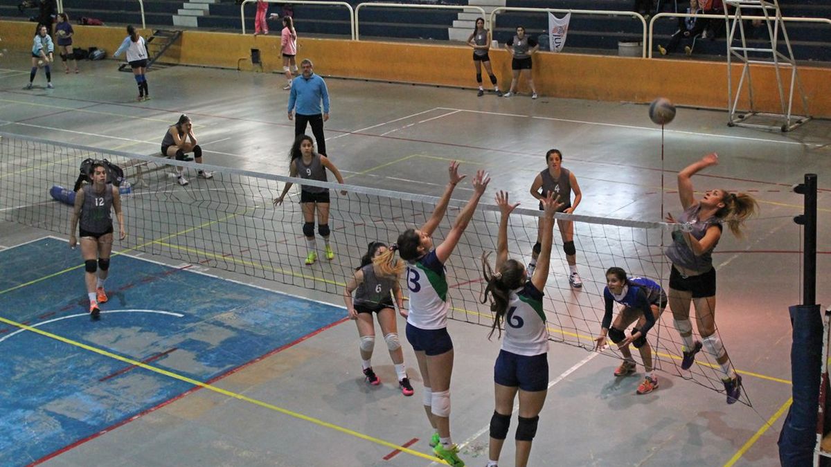 Jornada de remates y bloqueos en el voley sureño