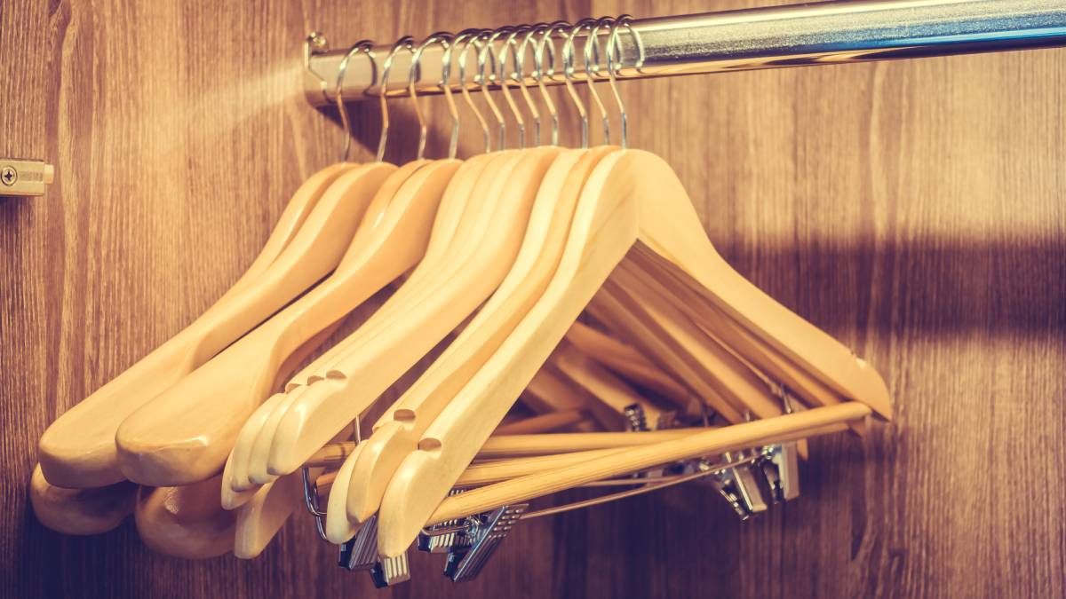 Recicla las perchas viejas o rotas de tu hogar con estas 3 ideas