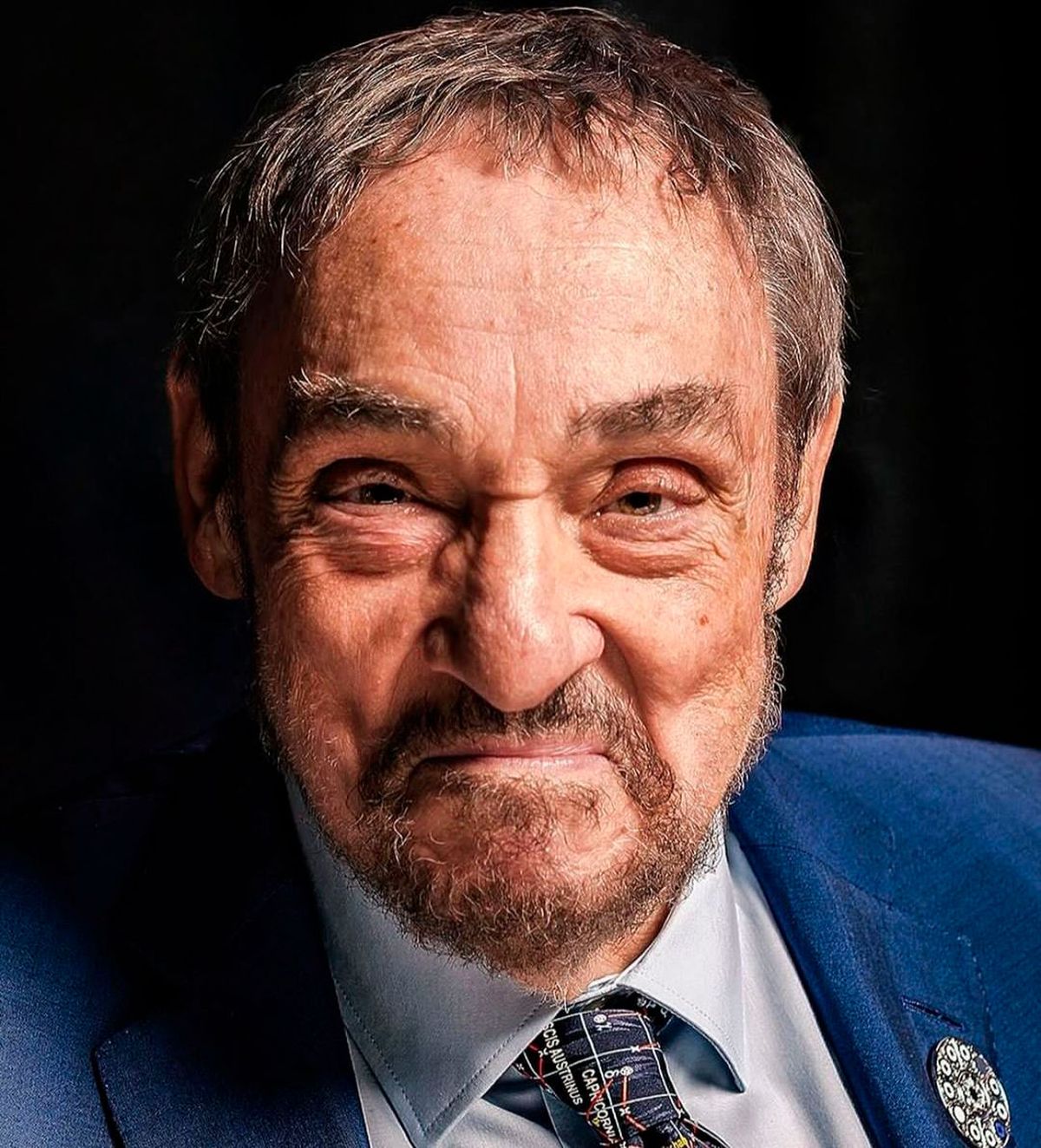 Así luce hoy el actor John Rhys-Davies que interpretó a Gimli en El ...