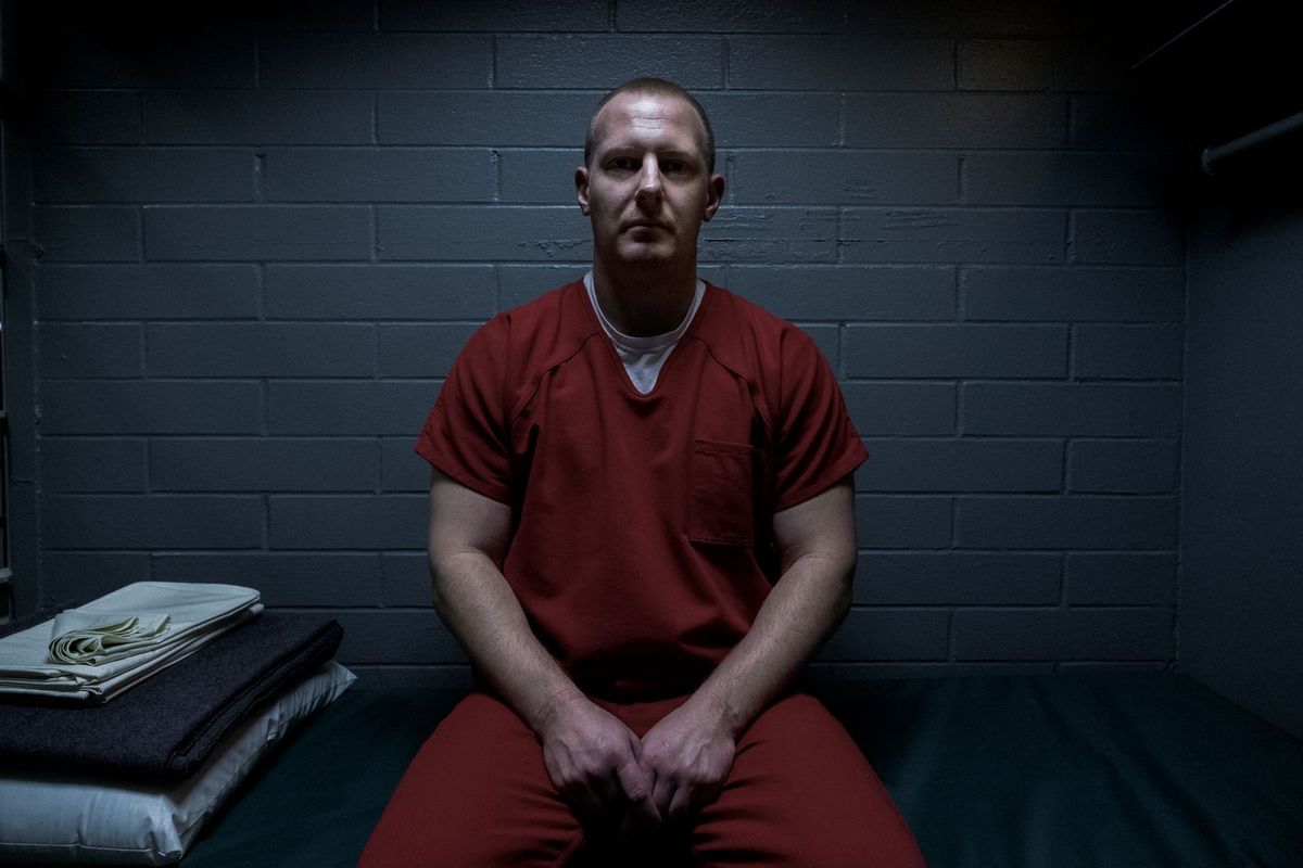 Netflix y la serie de 8 capítulos que conquista al mundo con una historia basada en hechos reales