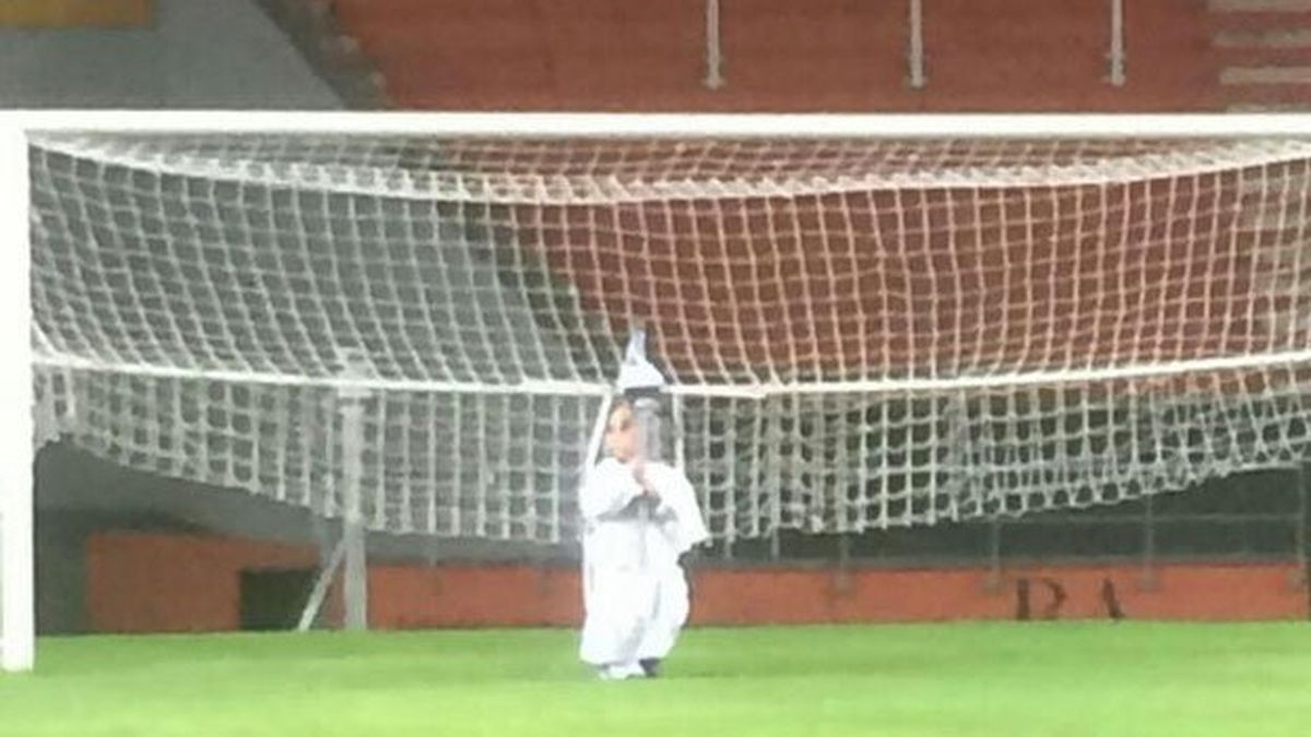 Gimnasia contrató un cura enano para desengualichar el estadio