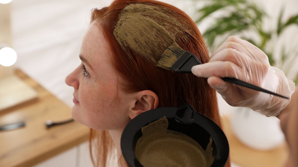 Cuáles son los beneficios de teñirse las canas usando henna