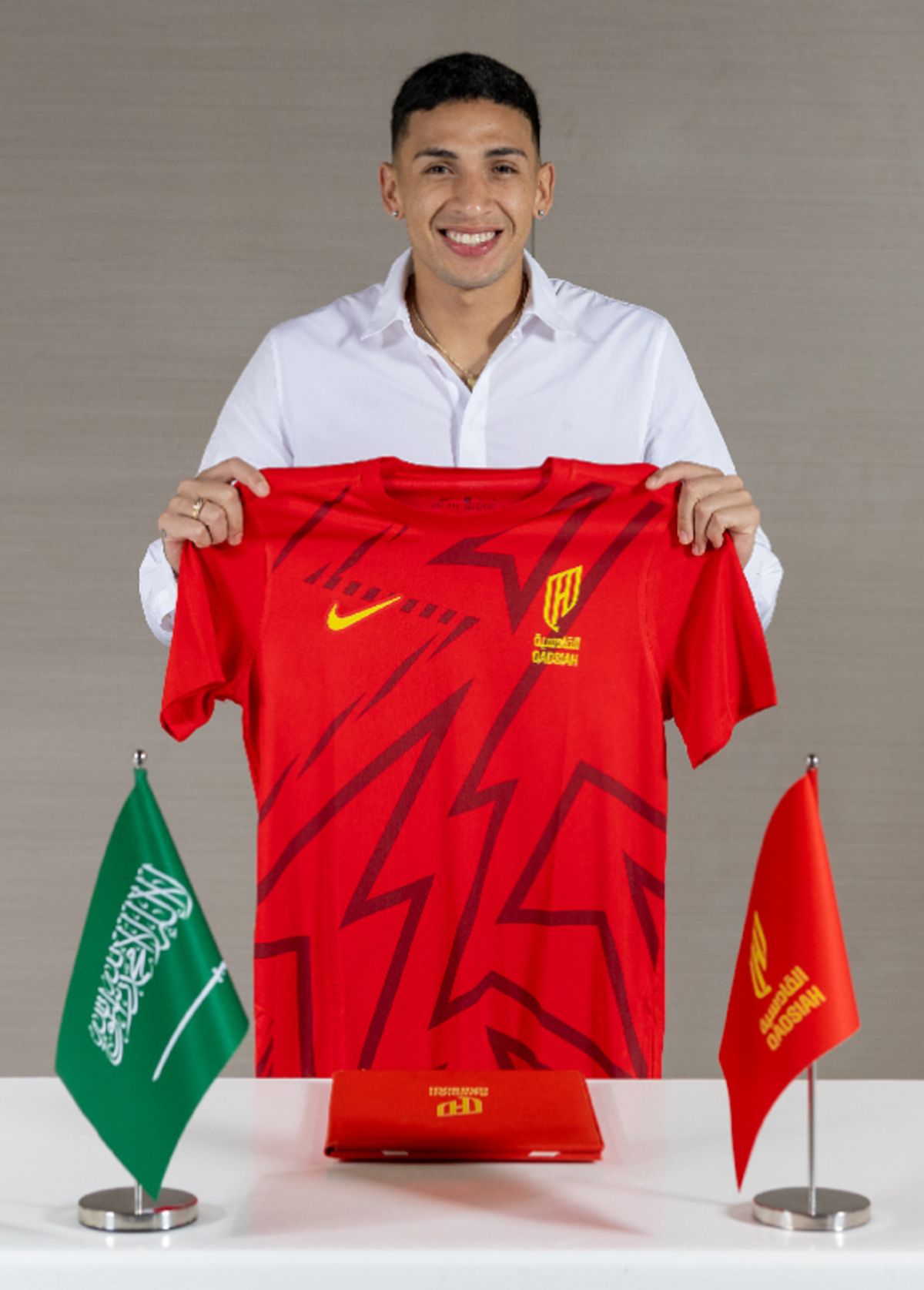 Equi Fernández tras firmar su contrato millonario en el Al Qadsiah de ...