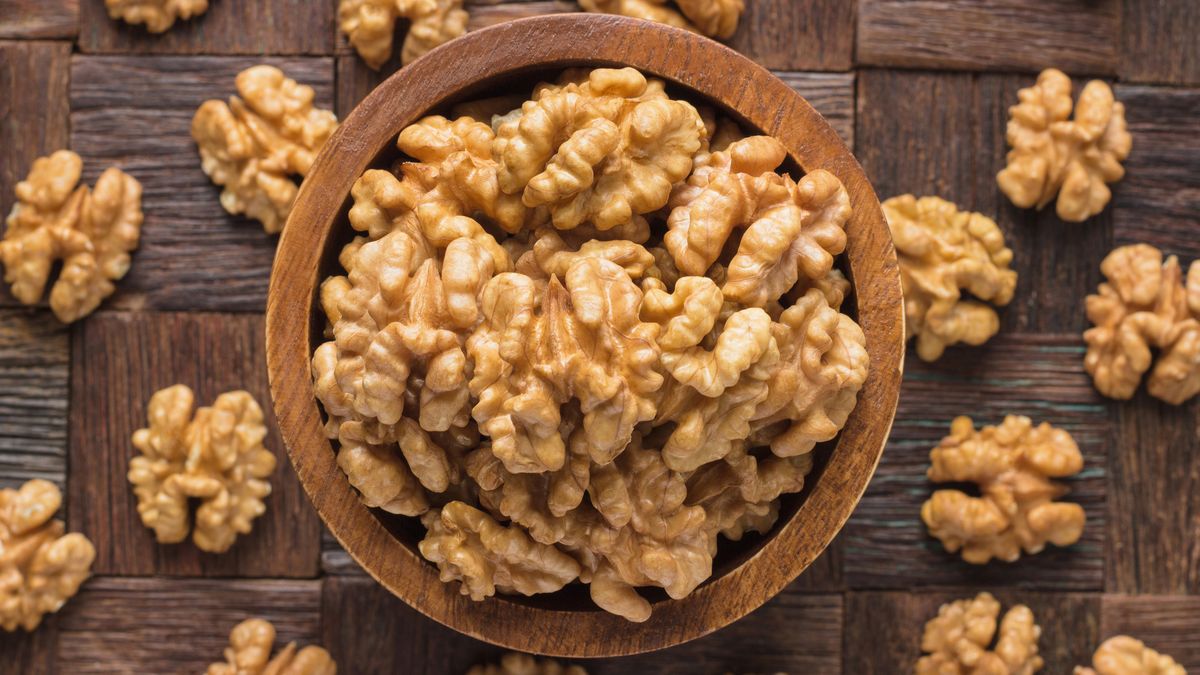 Recuperá el color de los muebles de madera usando solo una nuez