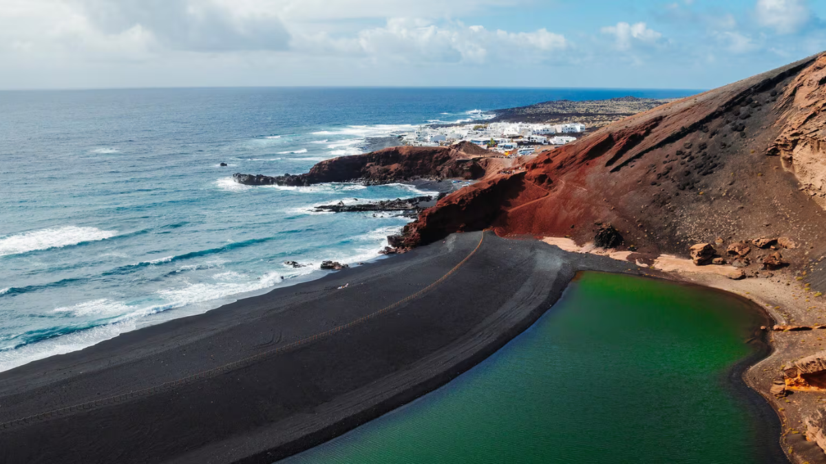 La playa de arena azul en las Canarias que fue escenario de una ...