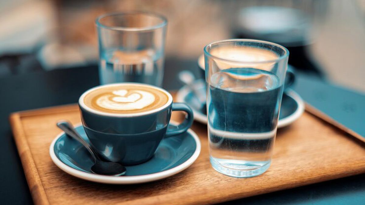 Beneficio de tomar un vaso de agua con el café