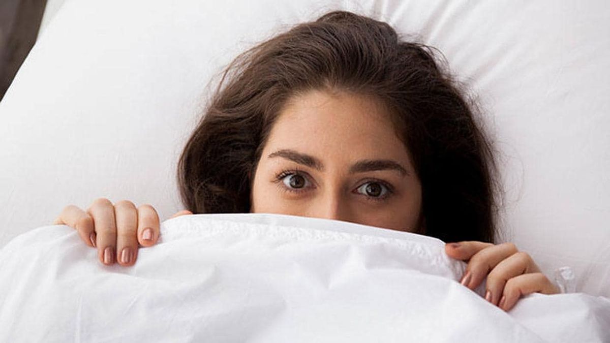 Qué significa dormir tapado aunque haga calor, según los científicos