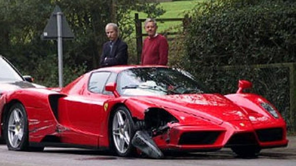 Video: se compró la última Ferrari y la chocó en 24 horas