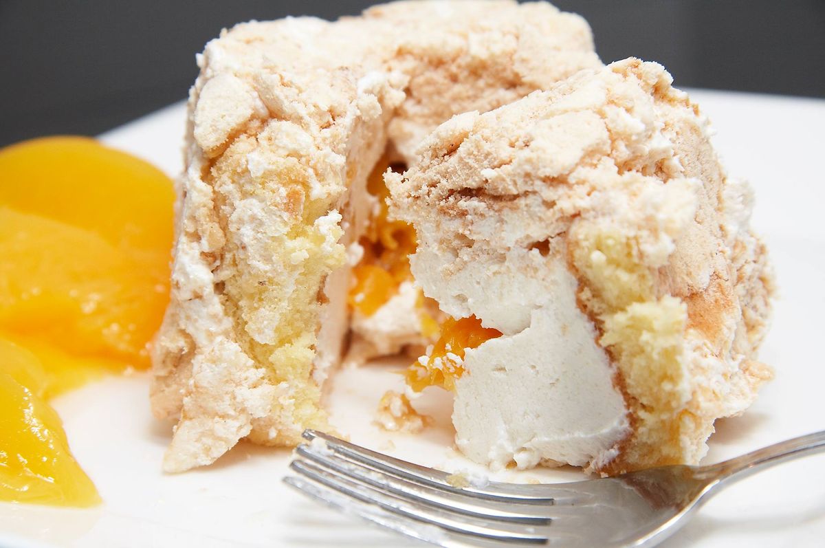 Torta chajá, la receta uruguaya con pionono, durazno y merengue que ...