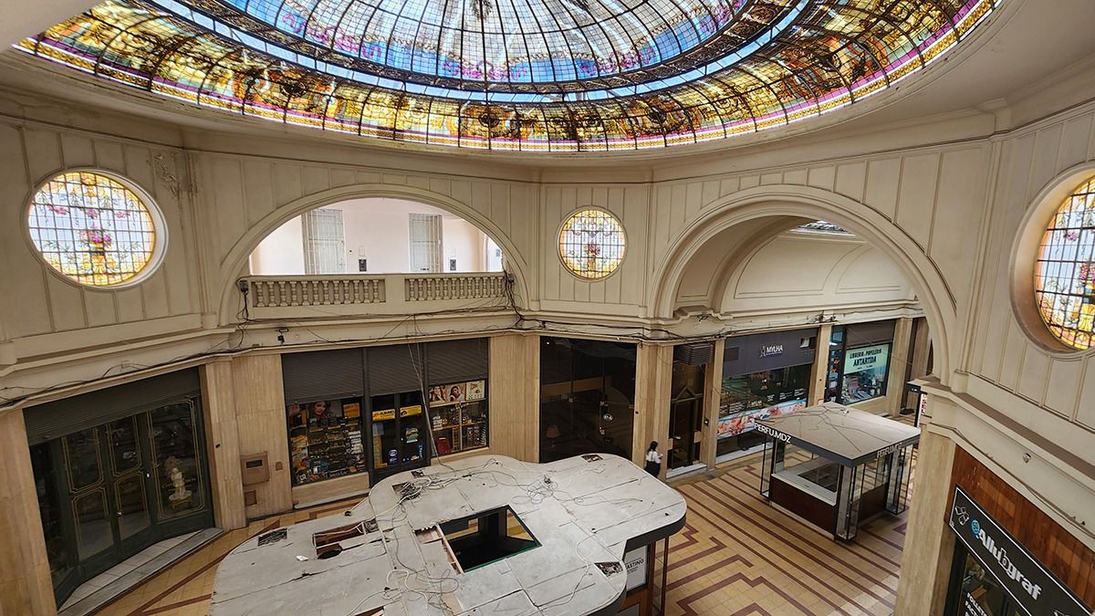 La misteriosa historia de los míticos vitrales del Pasaje San Martín