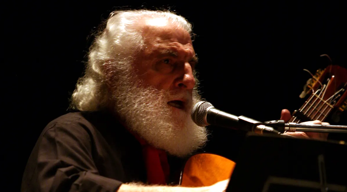 José Larralde atraviesa un complicado momento