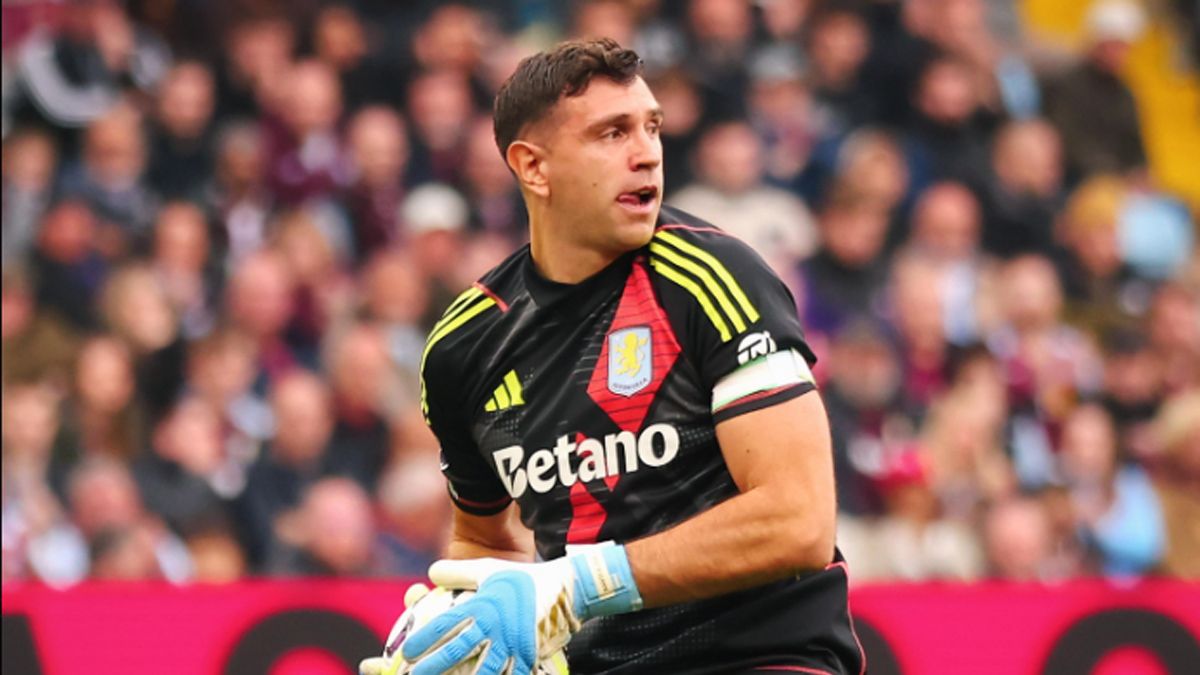 Dibu Martínez mantuvo su arco en cero ante el Manchester United y Aston Villa sigue cerca de la ...