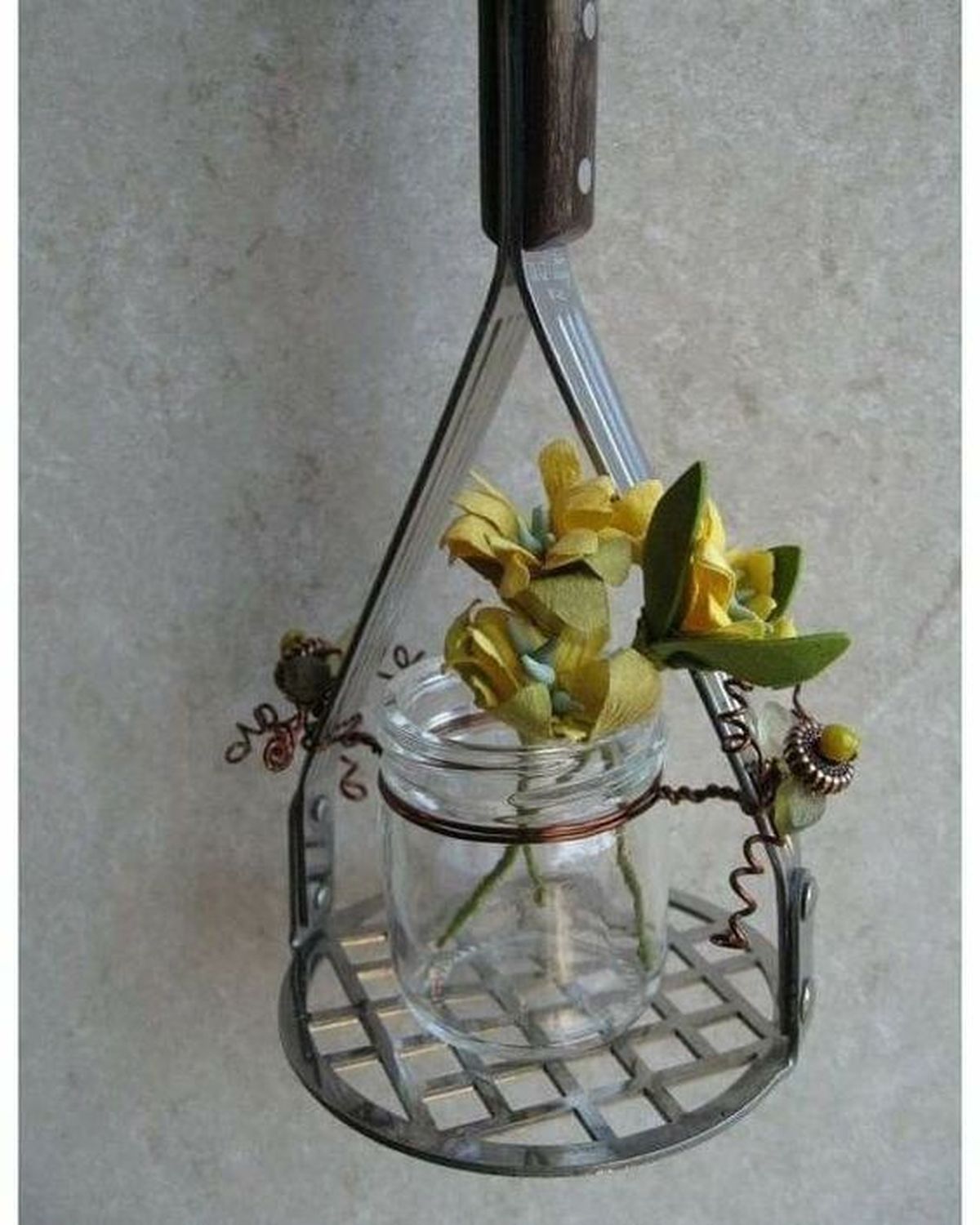 Recicla el pisa papa viejo de la cocina y conviértelo en esta hermosa idea