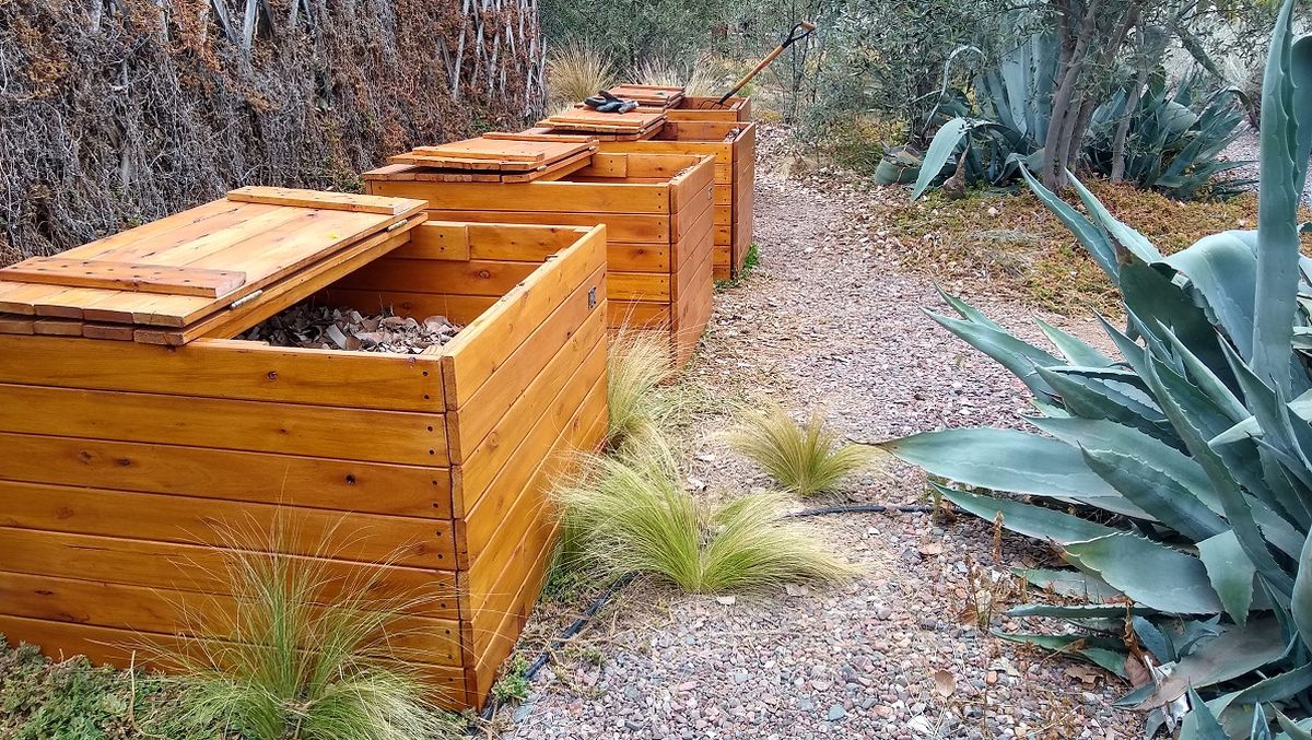 Una familia fabrica composteras que reciclan residuos orgánicos y ...