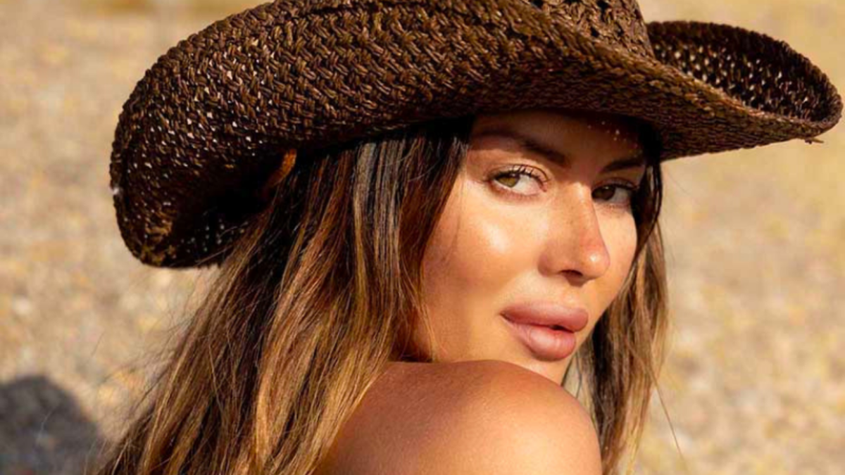 Desde la playa, Karina Jelinek es la reina de las transparencias de red ...