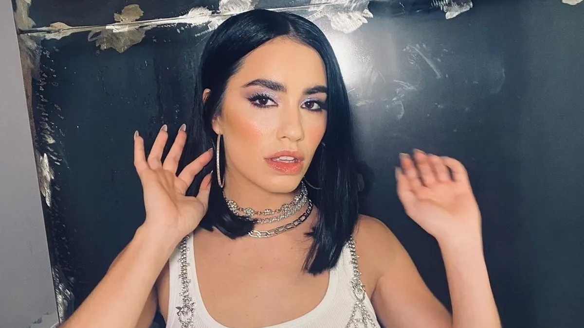 Lali Espósito dejó que se transparentara su ropa interior fluor y ...