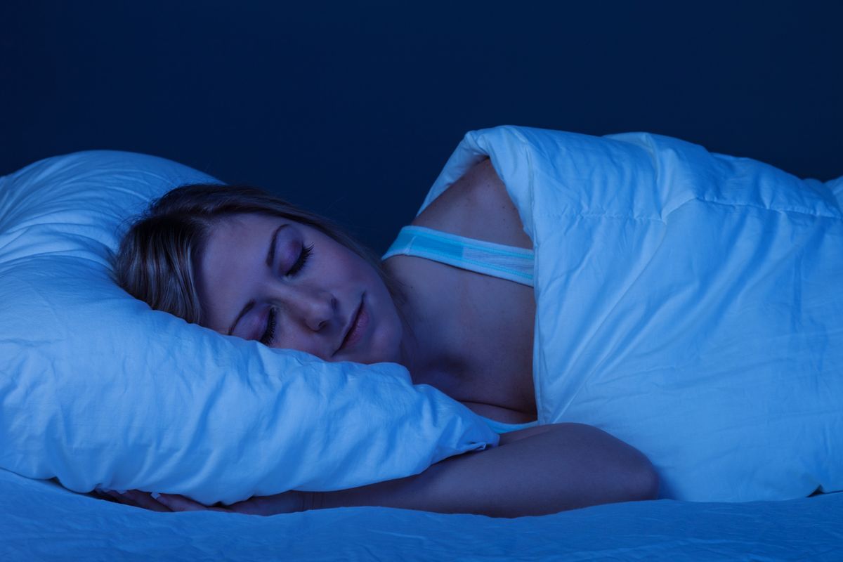 Qué significa dormir tapado aunque haga calor, según los científicos