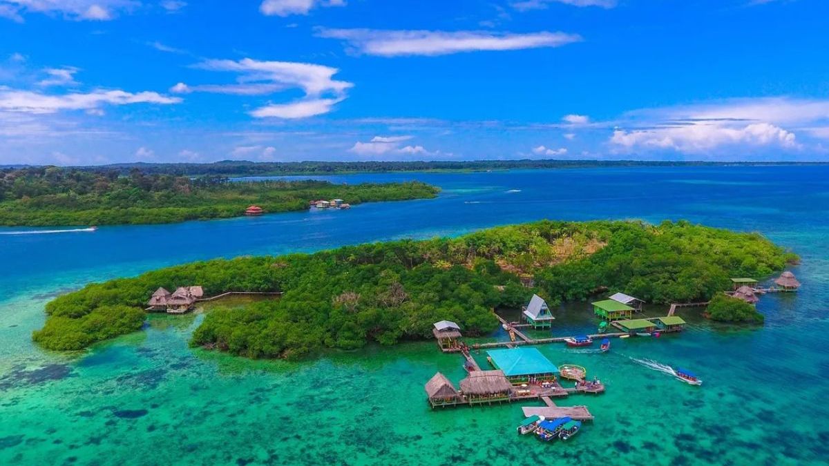 La isla de América Latina construida con 1 millón de botellas de ...
