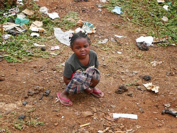 Mil millones de personas defecan al aire libre por falta de saneamiento