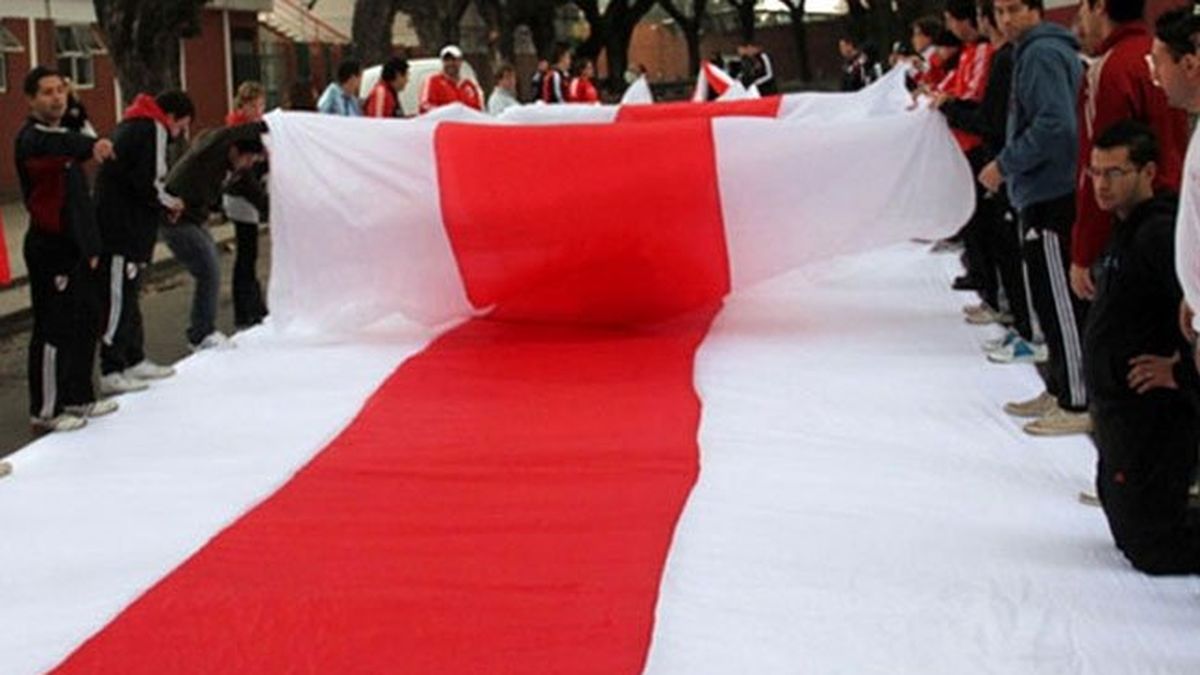 La hinchada de River presenta la bandera más grande del mundo