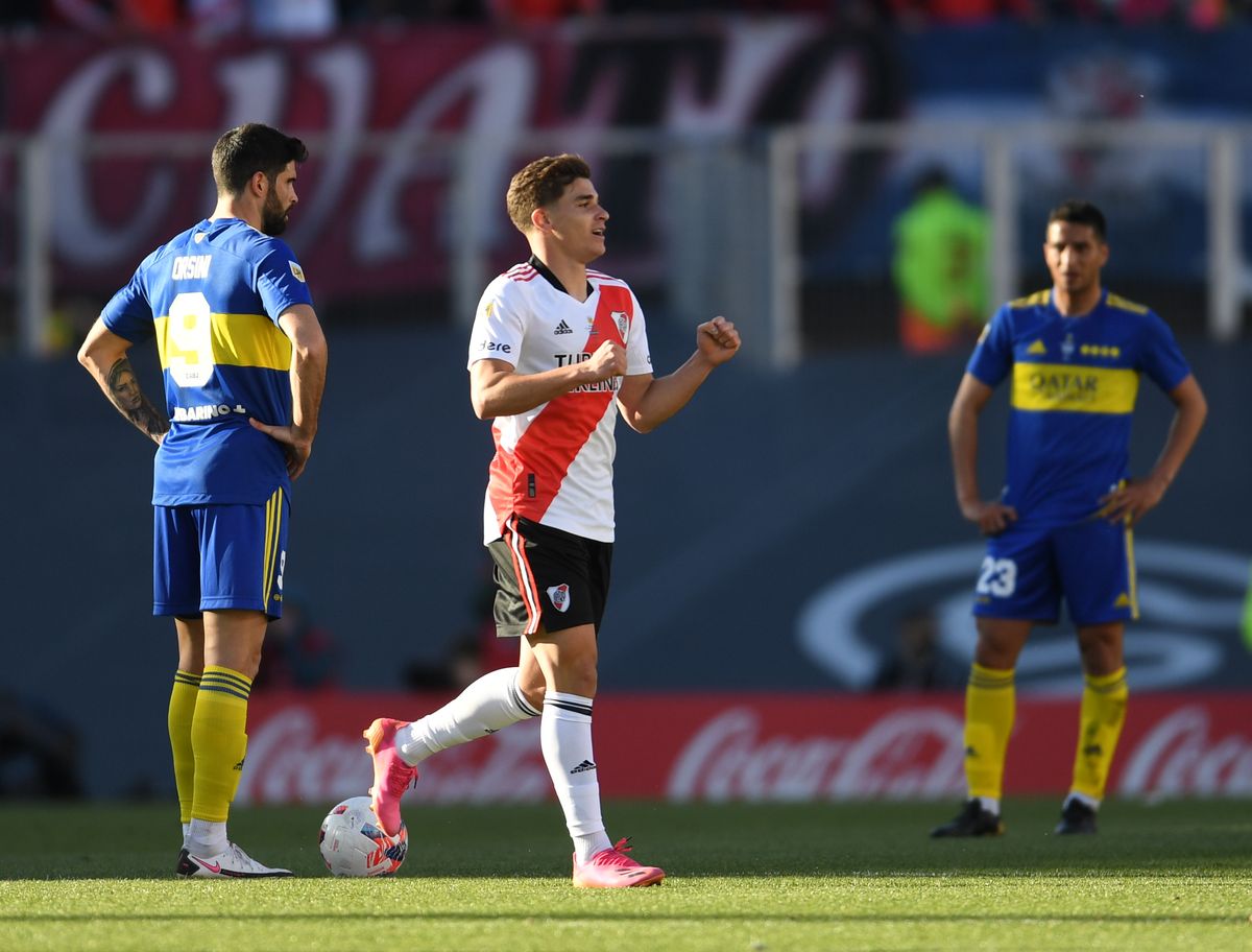 Julián Álvarez, dos goles a Boca para igualar al Beto Alonso