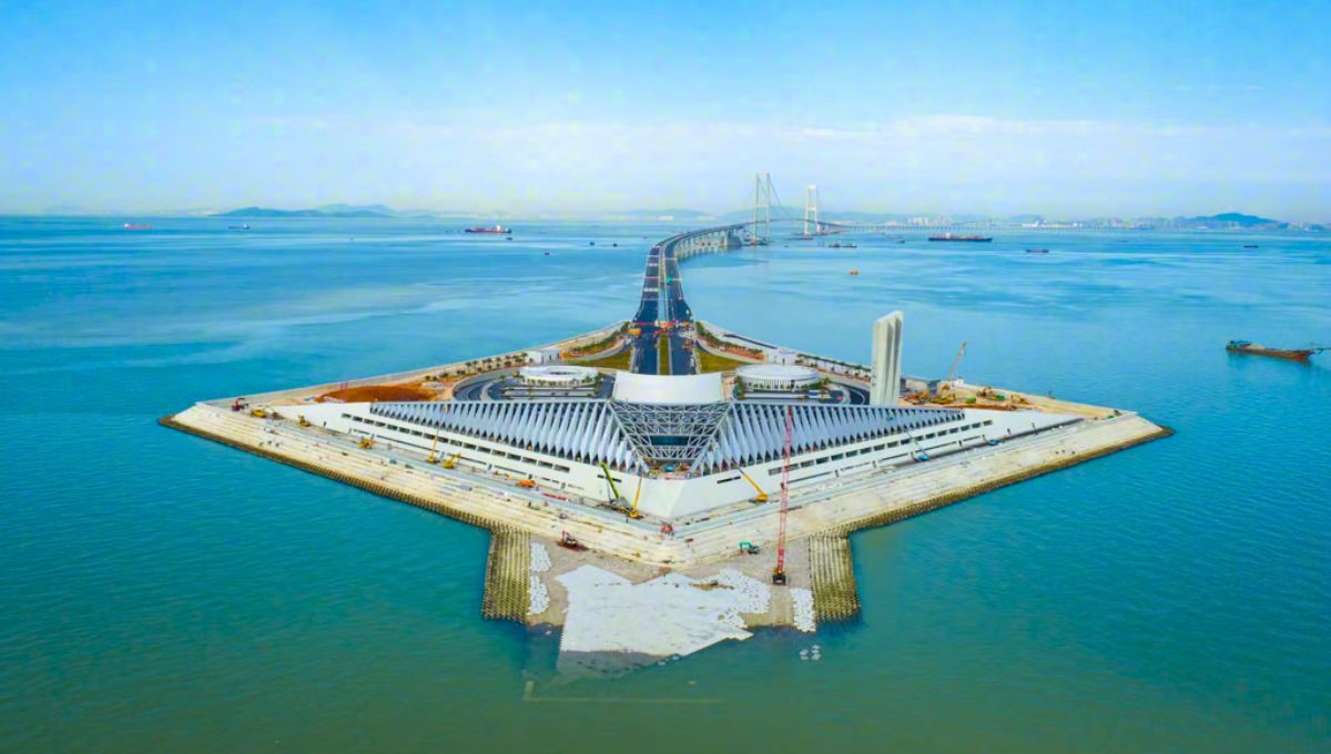 China desafía al océano con una infraestructura que atraviesa 24 km de ...