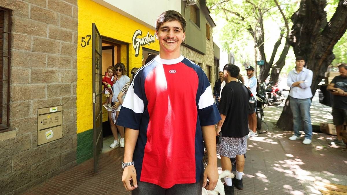 Sándwiches, tejo y música: el fenómeno creado por un mendocino que ...