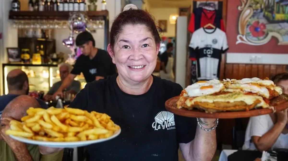 La milanesa bomba para cinco personas que rompe todo en un bodegón