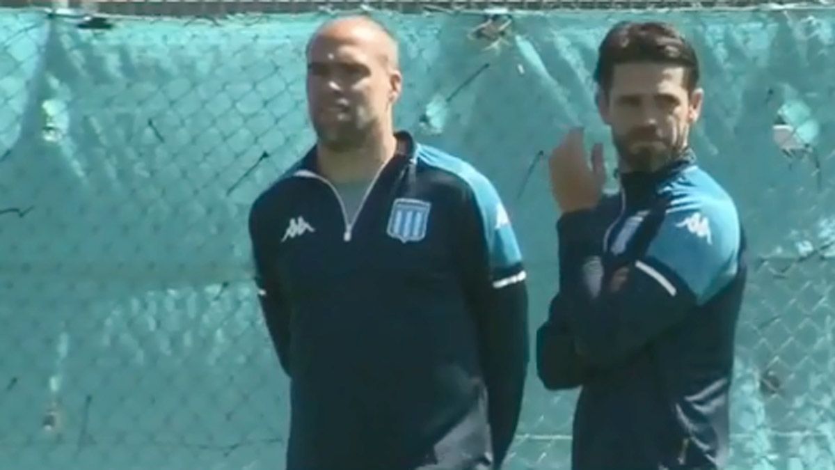 La imagen del día: el Pocho Insúa posó con la ropa de Racing